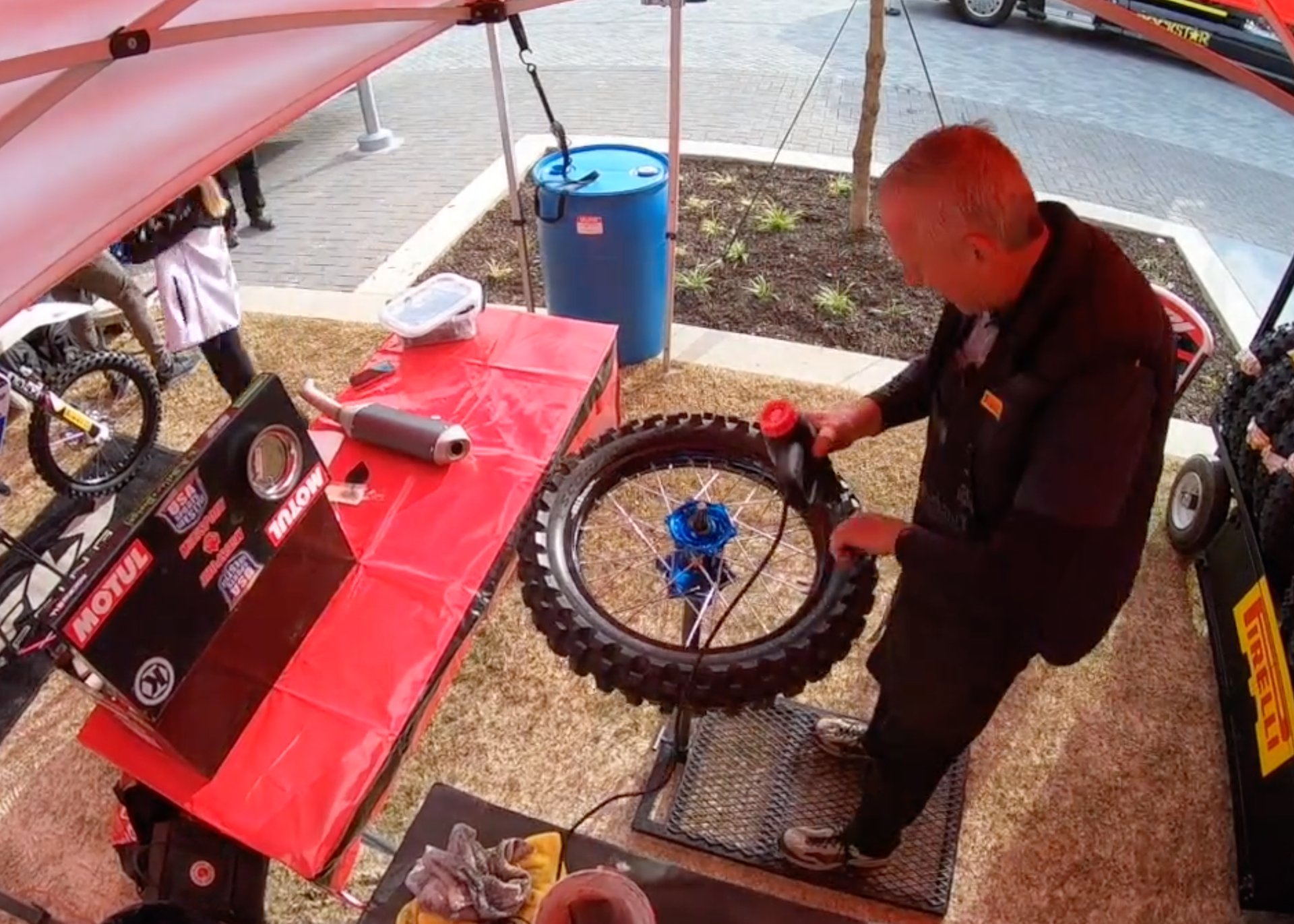 Montage pneus Pirelli (SX Atlanta)
